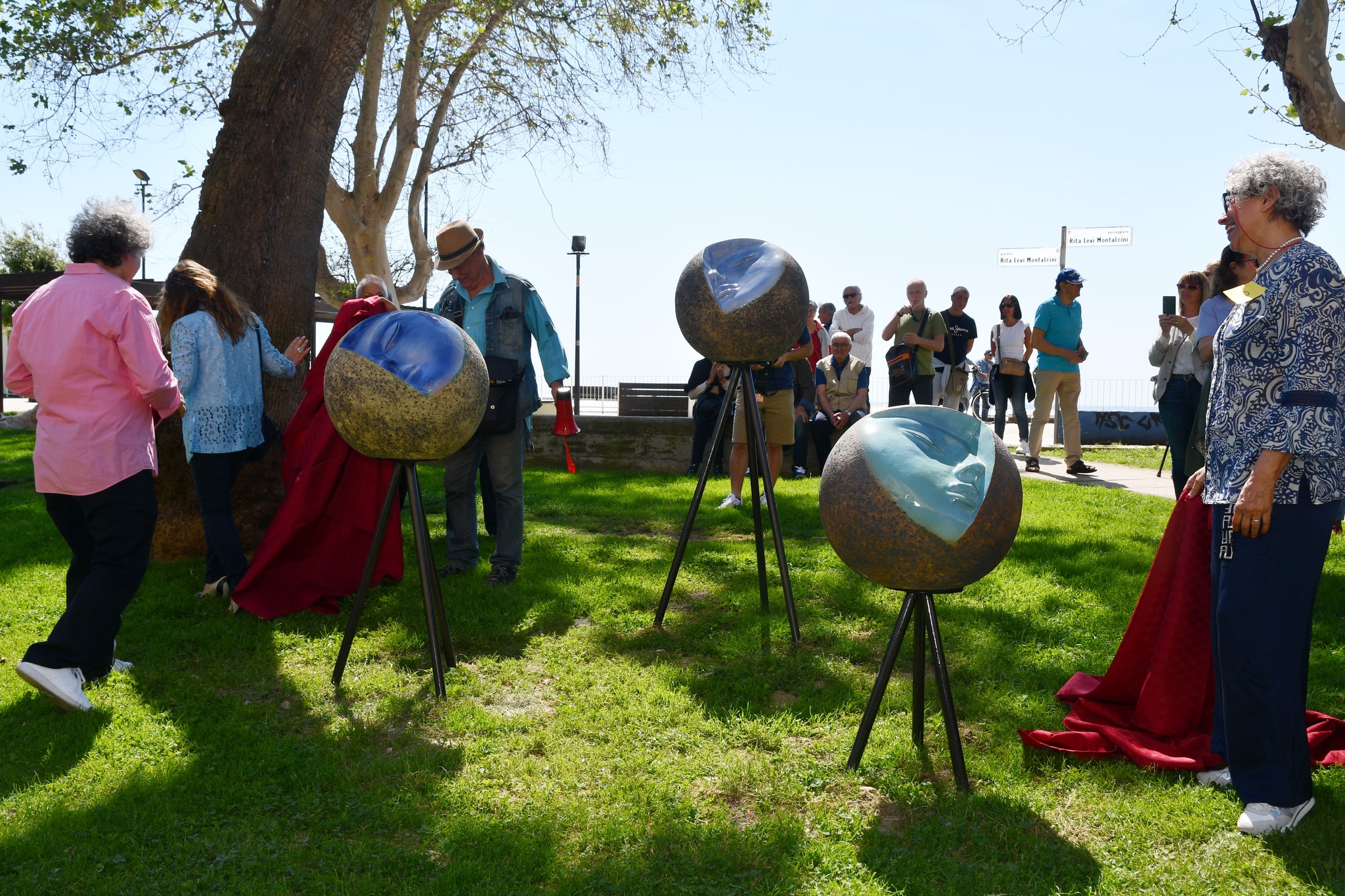 Skulptori shqiptar, Ylli Plaka i dhuron instalacion arti qytetit ...